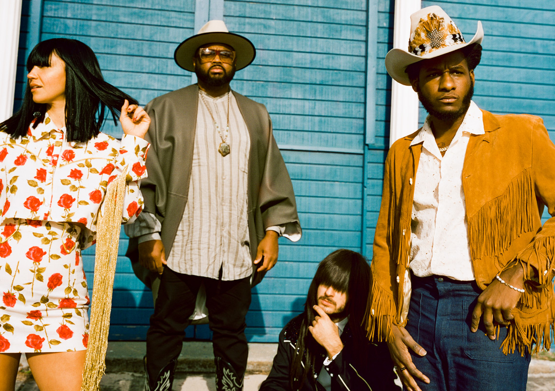 Khruangbin & Leon Bridges - Texas Moon × NEØLYD ― Magazin für Popkultur